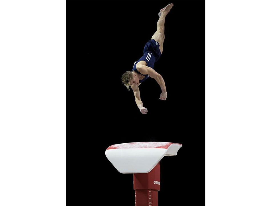 Pedestal base competition vaulting table