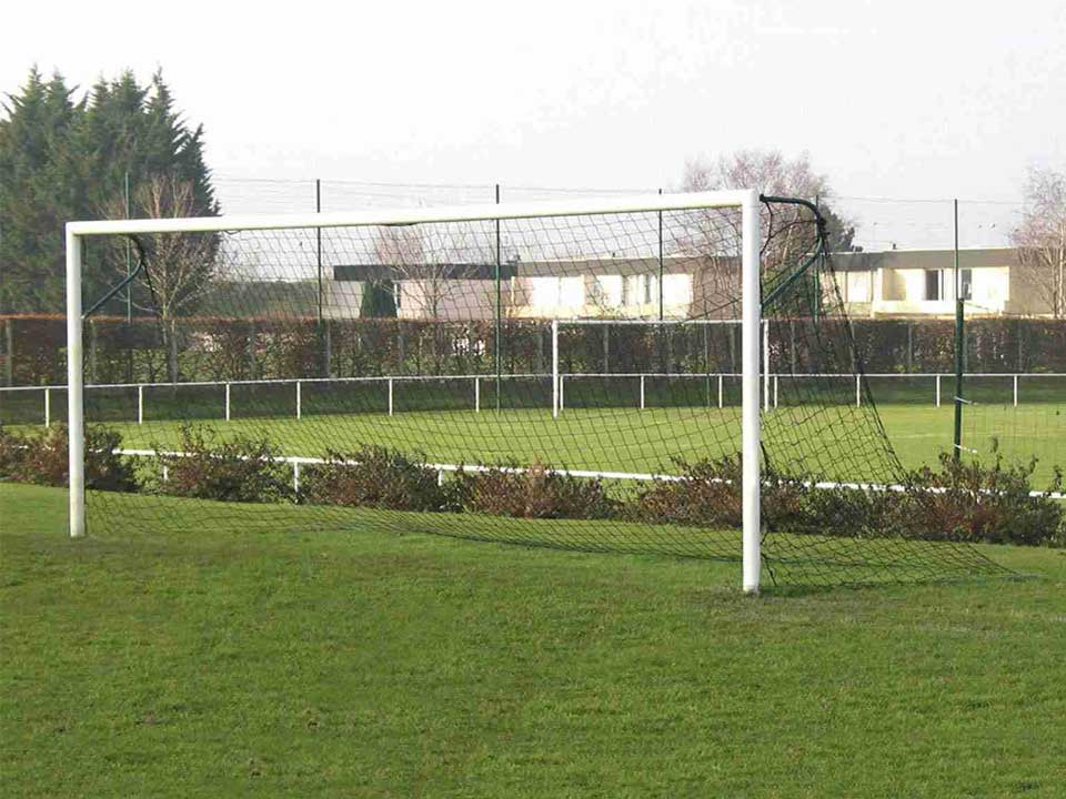 Junior socketed football goal, in Ø90mm aluminium with top net support ...